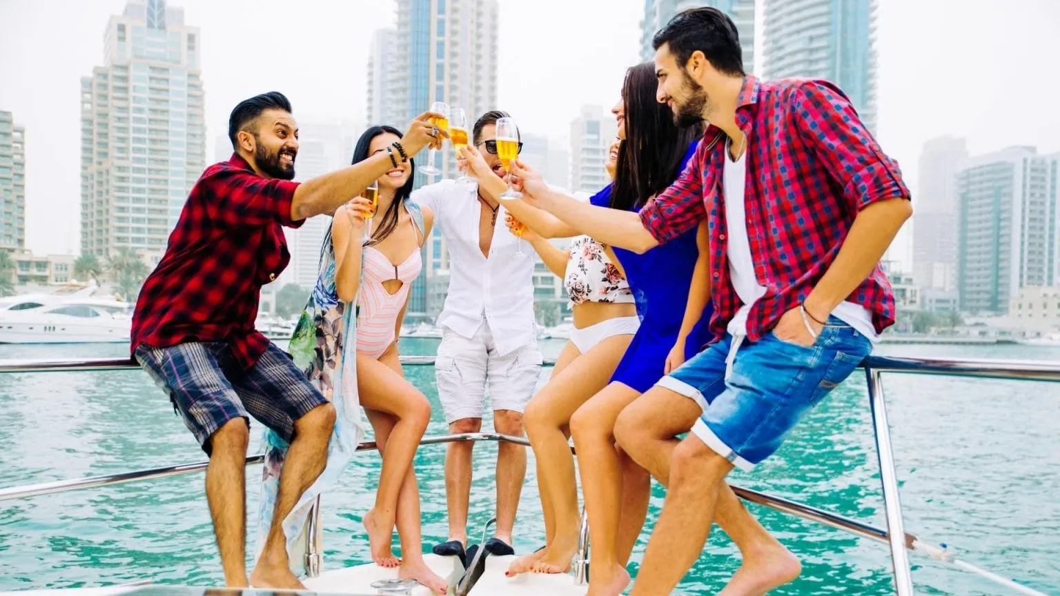 What to Wear to a Yacht Party: 21 Stylish Outfit Ideas for Women